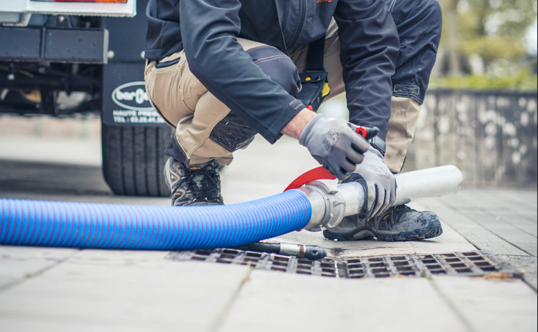 UTILISER UN CAMION HYDROCUREUR POUR NETTOYER LES ÉGOUTS