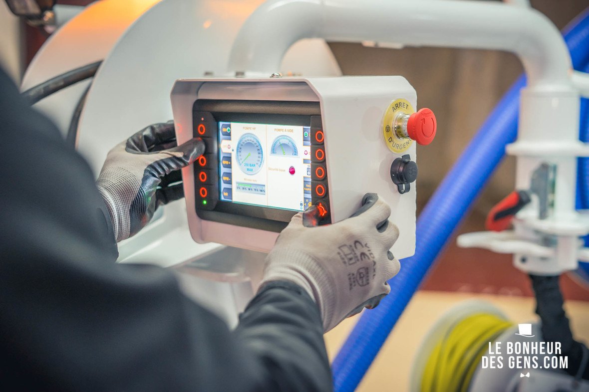 UTILISER UN CAMION HYDROCUREUR POUR LE SYSTÈME SANITAIRE DES AVIONS