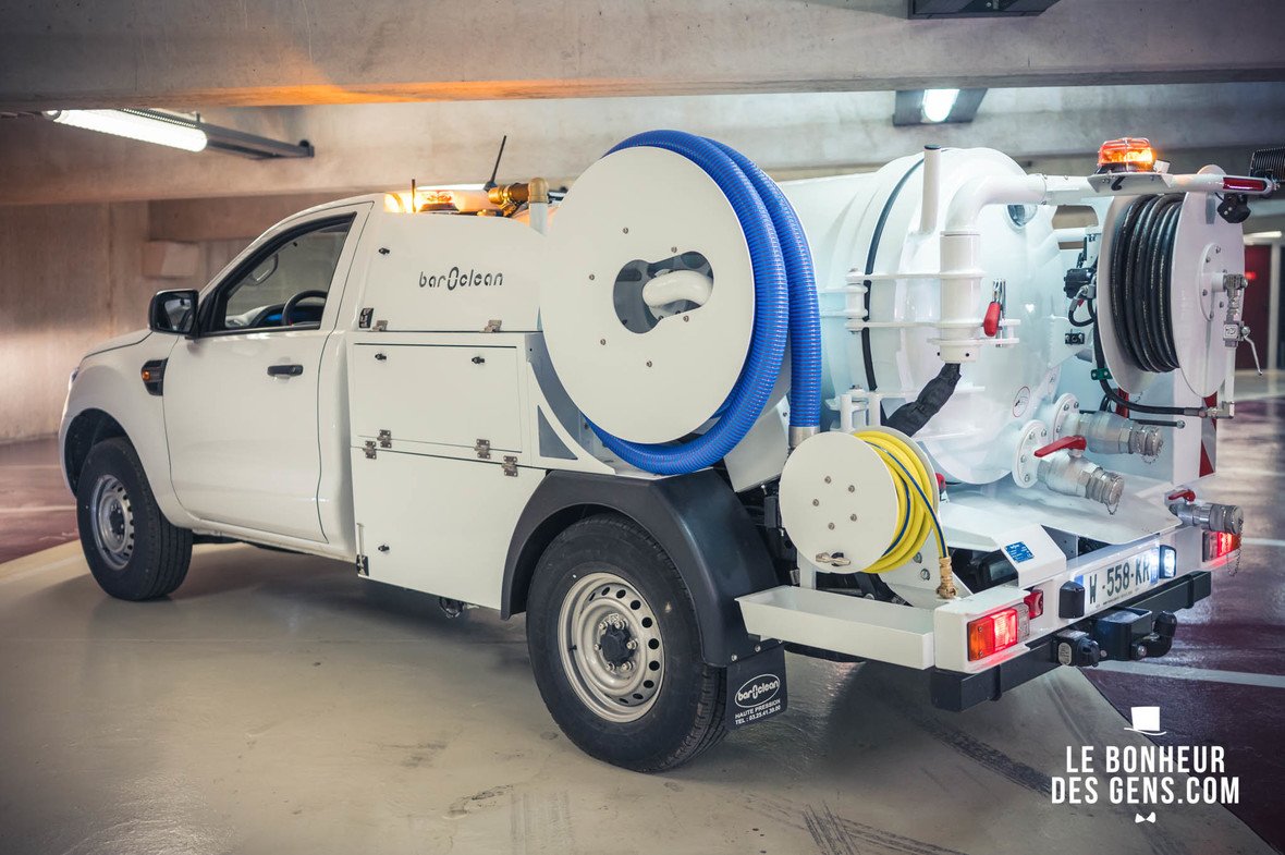 Utiliser un camion hydrocureur pour les cuves et les citernes
